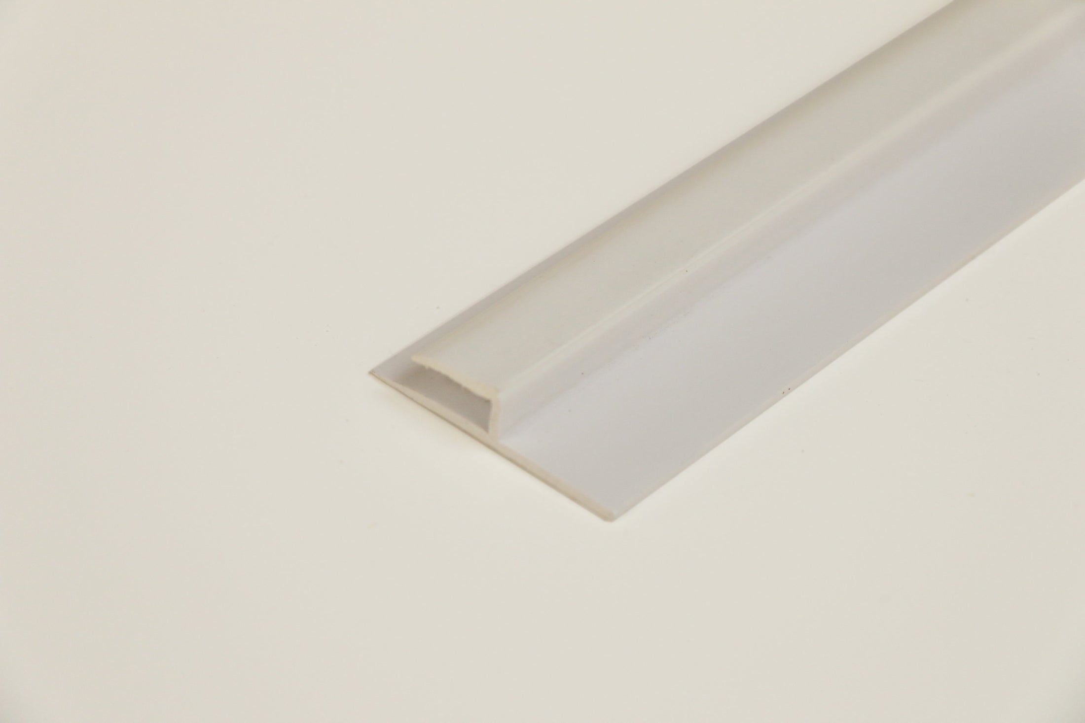 Altro Captile Strip C8 White 2.5m – Altrodirect