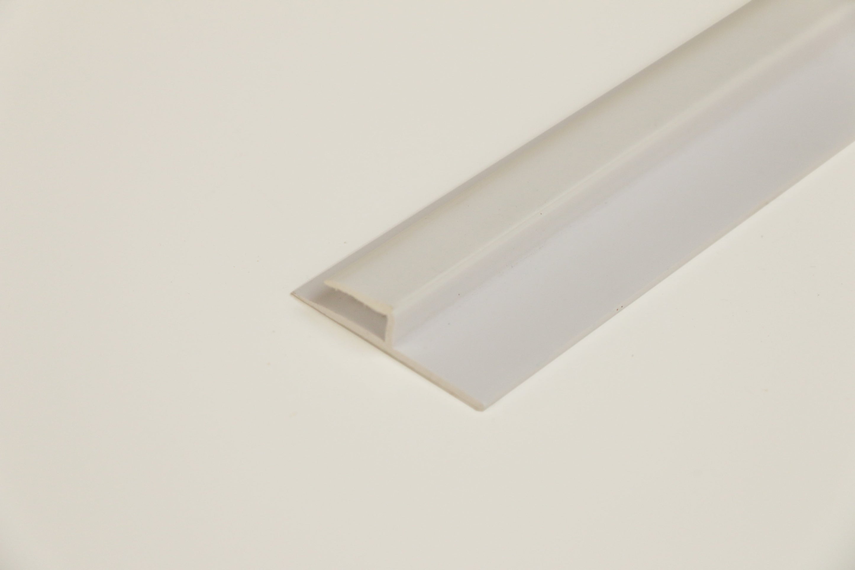 Altro Captile Strip C8 White 2.5m – Altrodirect